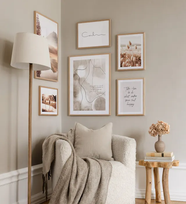 Tavelvägg med naturlig inredning för vardagsrum | Poster Store SE