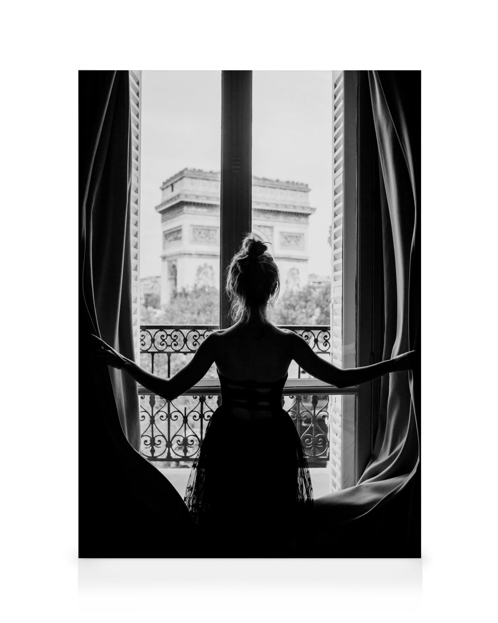 Obraz Girl in Paris Window czarno-biały Paryż | Poster Store PL
