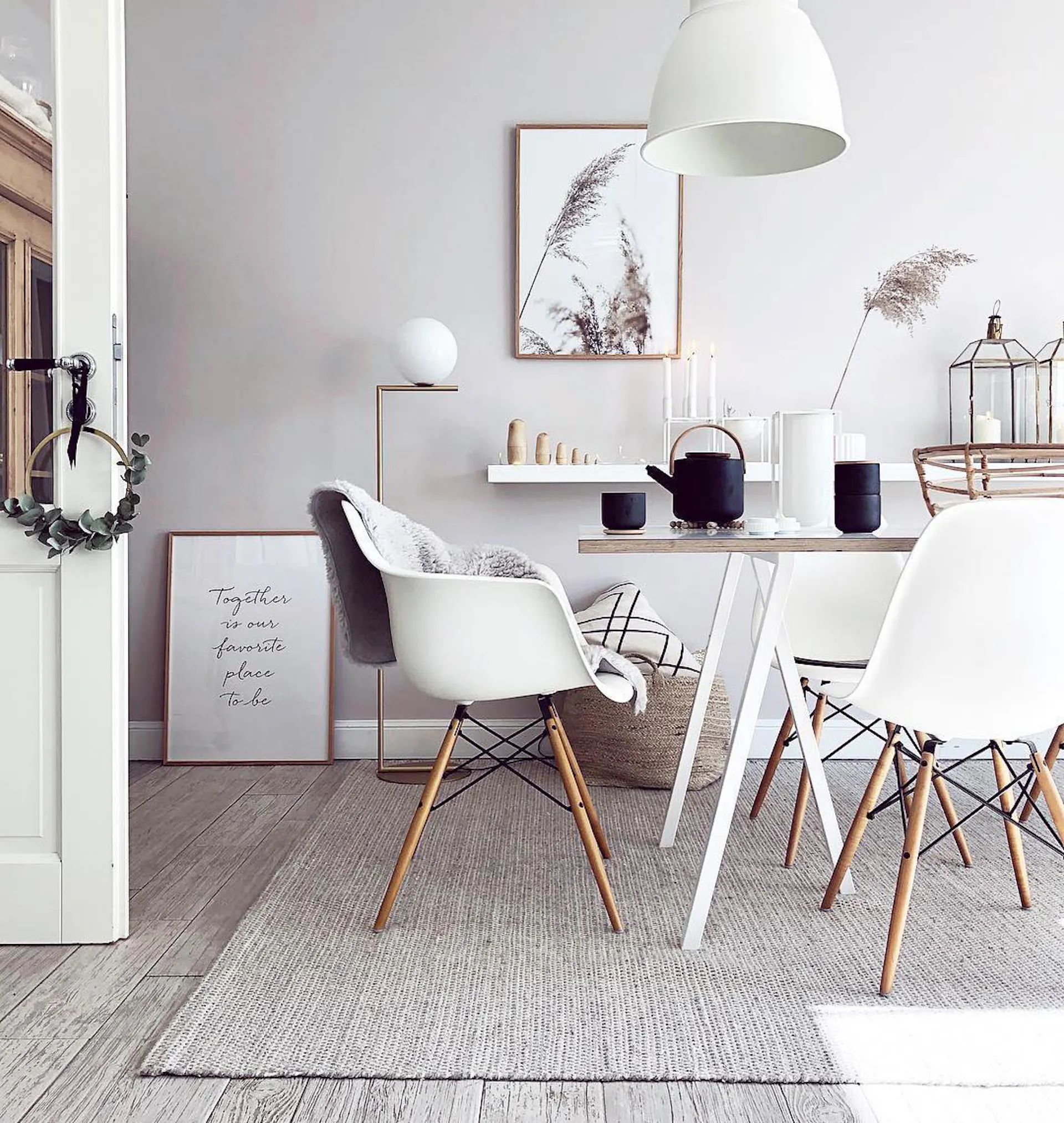 Décoration murale scandinave avec des posters dans des cadres en chêne
